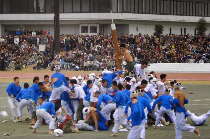 Botaoshi It spul waard útfûn yn Japan yn 1954-1955. moraal te ferheegjen. Twa teams fan 75 spilers dogge mei. De taak fan 'e tsjinstanner is om de peal fan it tsjinstanner team te kanteljen nei in hoeke fan 30 °. De spilers krije hjirfoar mar 2,5 minuten.