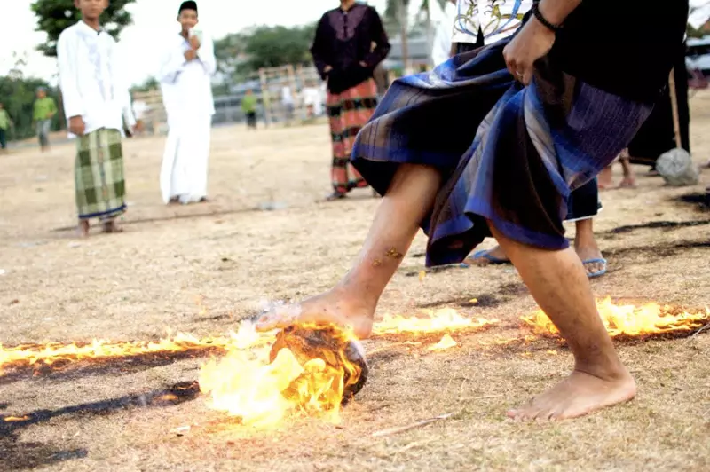 Flaming Coconut Football Cov ncaws pob Indonesian tau hloov pauv cov kis las ncaws pob nrog cov txiv maj phaub. Ua ntej pib qhov kev sib tw, cov neeg ua si hais rau nws rau qee lub sijhawm hauv kerosene, thiab tsuas yog ua ntej nkag mus rau tom teb lawv tau teeb nws. Cov neeg ua si sim rauj rau qhov hlawv cov txiv maj phaub rau hauv kev sib tw lub hom phiaj rau 60 feeb.