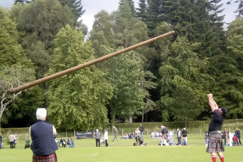 In houtblêd goaie Yn it noardlike diel fan Skotlân is ien fan 'e haaddisiplines in blokje goaie. Throwers stjoere logs yn 'e loft, berikke in lingte fan hast 6 meter, en per gewicht - oant 80 kg. De winner is dejinge dy't it slagget om it hout te goaien sadat it yn ien rjochte line mei de werwer op 'e grûn falt en tagelyk foar him komt mei it ein dat boppe wie foar de gooien.