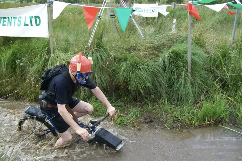 God Snorkeling Atleten moatte in 40-meterpaad fytse dy't lâns de boaiem fan in lytse fiver of sleat rint mei stilsteand wetter. Dielnimmers fan 'e race moatte oan' e ein fan 'e ôfstân omdraaie en weromgean nei it begjinpunt. Neist de fyts wurde foar de rit in dûkmasker en azembuis brûkt.