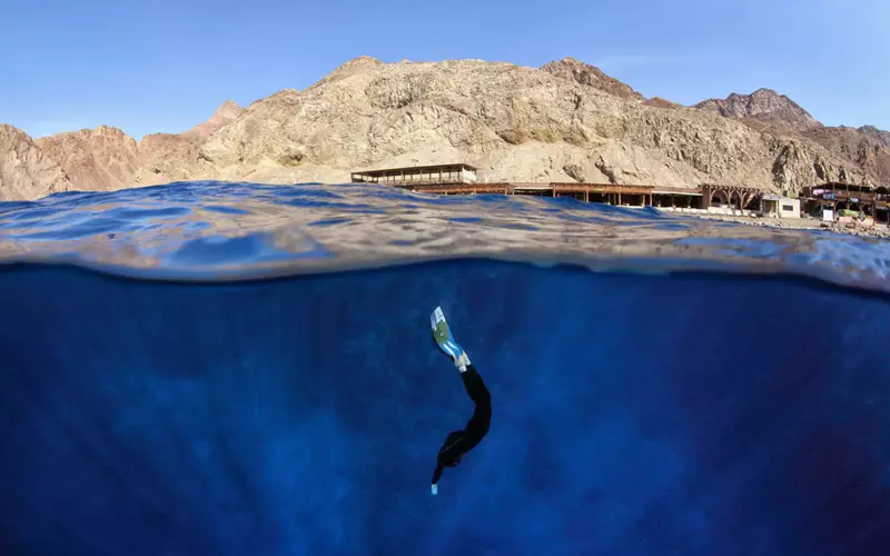 Pionjärerna inom Freediving började med ett speläventyr. 1949 satsade den italienska piloten av bulgariskt ursprung Raimondo Bouchet på 50 tusen lire med dykaren Ennio Falco. Tvistpunkten var att Boucher skulle gå 30 meter under vatten utan någon speciell utrustning. Fallet ägde rum nära ön Capri. Falco tog på sig dykutrustning och fylld med skepsis tog han ställning på det inställda djupet. Snart var han tvungen att dela med sina pengar - Boucher (förresten, som hade erfarenhet av spjutfiske med en harpun) höll sitt ord. Och 30 meter senare visade sig inte vara gränsen.