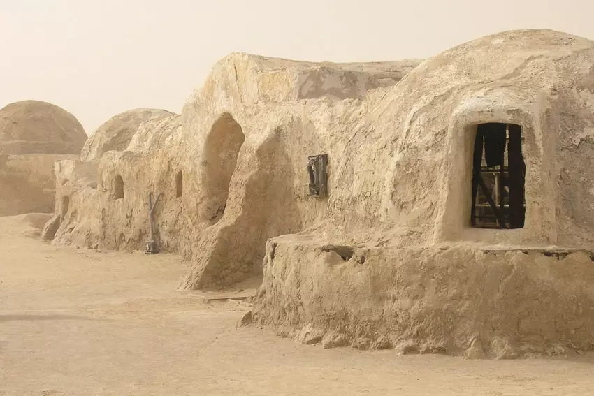 Zvaigžņu kari Zvaigznes karu filmas sāgas planētas Tatooine ainavas lieliski iederas ainavās netālu no mazās Nefta pilsētas Tunisijā. Starp bezgalīgajām smiltīm kopā ar savu komandu Džordžs Lūkass uzcēla Mos Espa pilsētu, kas sastāv no dīvainiem mājokļiem.