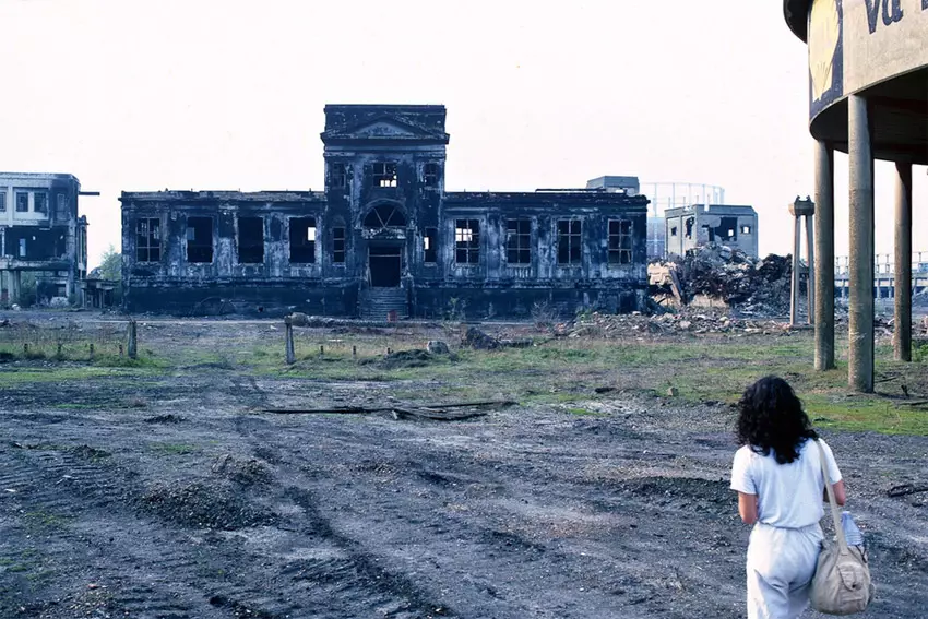 Full Metal Jacket Stanley Kubrick filmet Vietnamkrigen fra start til slutt i England. Bakgrunnen for båndet er det forlatte Beckton Gas Works.