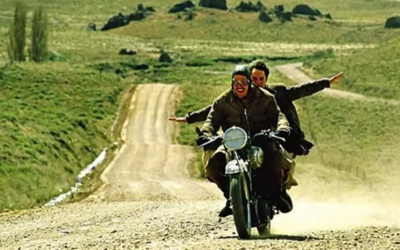 Che Guevara: Diarios de un motociclista (Diariosdemotocicleta) La película cuenta la historia de los viajes de dos amigos íntimos: Alberto Granados y Ernesto Che Guevara. Al inicio de su andadura, el joven Che ni siquiera pensó en la situación política de su país. Pero al ver cómo viven los latinoamericanos comunes, comprende que hay que cambiar algo y toma el asunto con valentía.