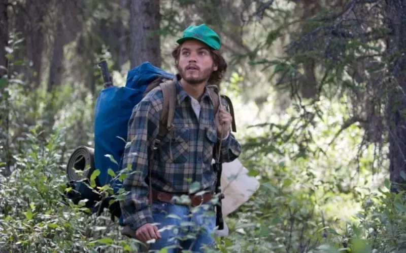 Into the Wild En av de beste reisefilmene. Christopher McCandless, en populær student ved høyskolen, sender helvete ut av alle omgangene i sosiale relasjoner, og etter å ha solgt eiendommen sin, drar han til Alaska for å tilbringe resten av dagene i naturen. Vel, hvem av oss har ikke drømt om det samme fra tid til annen?