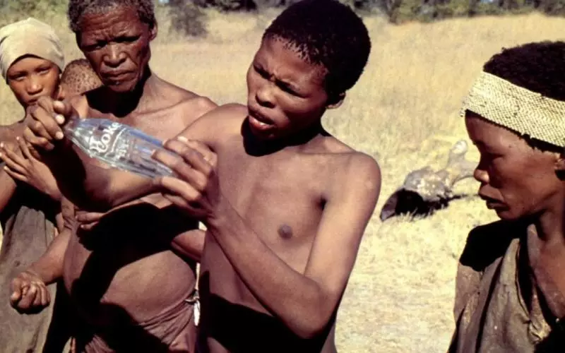 The Gods Must Be Crazy 'n Snaakse komedie deur 'n onbekende regisseur Jamie Yuys. As 'n bottel Coca-Cola uit die lug val naby die kamp van Afrikaanse Boesmans, moet 'n jong jagter sy gewone habitat verlaat en met beskawing in aanraking kom. Nadat u hierdie film gekyk het, verstaan ​​u dat daar 'n heeltemal ander wêreld agter die klipwoude van ons stede is.