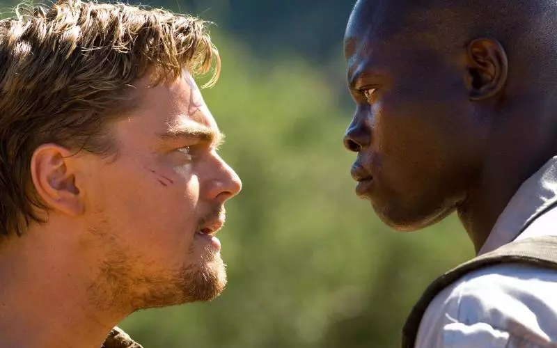 Blood Diamond The Blood Diamond onthul 'n nie-so geseënde stuk Afrika-geskiedenis, maar een wat beslis gewys moet word. Ondanks (en miskien te danke aan) die blatante styfheid van die aksie, is dit onmoontlik om jouself van die skerm af te skeur. En nadat u gekyk het, voel u verplig om meer te leer oor die kultuur, tradisies en die lewe van die plekke wat in die film vertoon word.