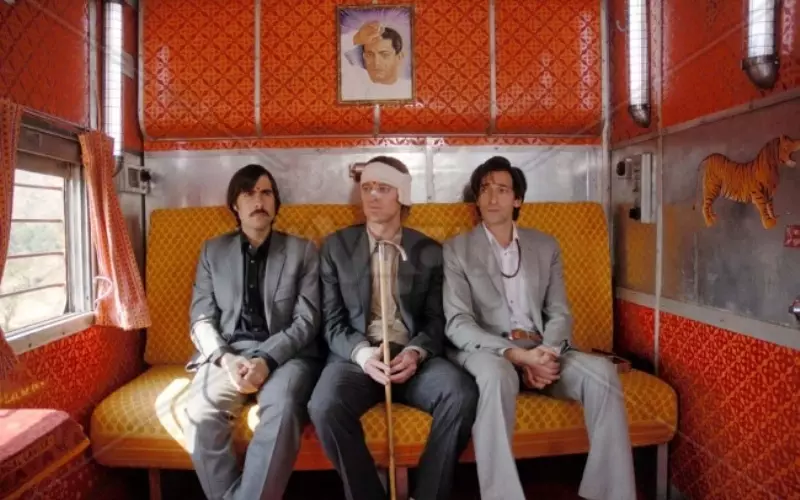 Tren til Darjeeling (The Darjeeling Limited) Tre brødre som ikke er særlig preget av intelligens og oppfinnsomhet, som har kranglet med hverandre lenge, befinner seg på samme tog som reiser gjennom India. Etter å ha fulgt hjemlandet, for å gi minnet om sin avdøde far, prøver brødrene å gjenopprette de tapte familiebåndene og finne meningen med livet.