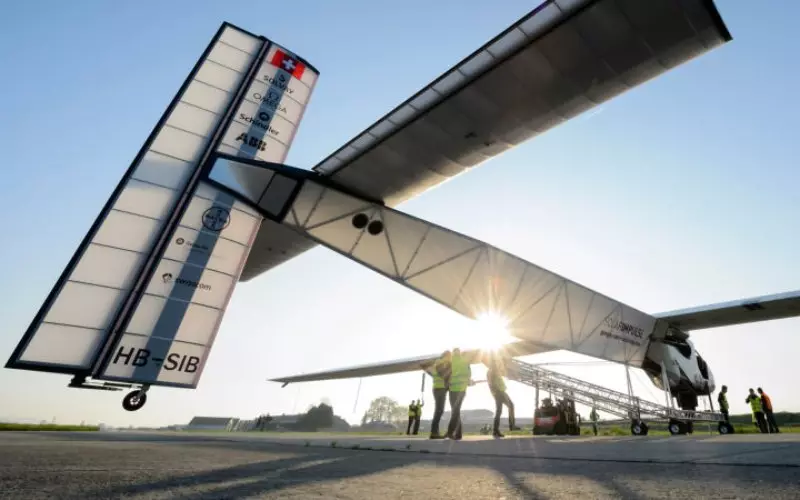 Ibiranga Solar Impulse-2 nindege yintebe imwe, ipima nkimodoka itwara abagenzi, ni ukuvuga toni zigera kuri 2.3. Nyamara, amababa yacyo arenze ayo Boeing-747, kandi ni metero 72. Igitangaje cyane ni uko indege idakenera lisansi - ingirabuzimafatizo zikomoka ku mirasire y'izuba hejuru y’amababa na bateri zashizwe muri bateri zikoreshwa mu ndege nijoro bizagumisha imodoka mu kirere.