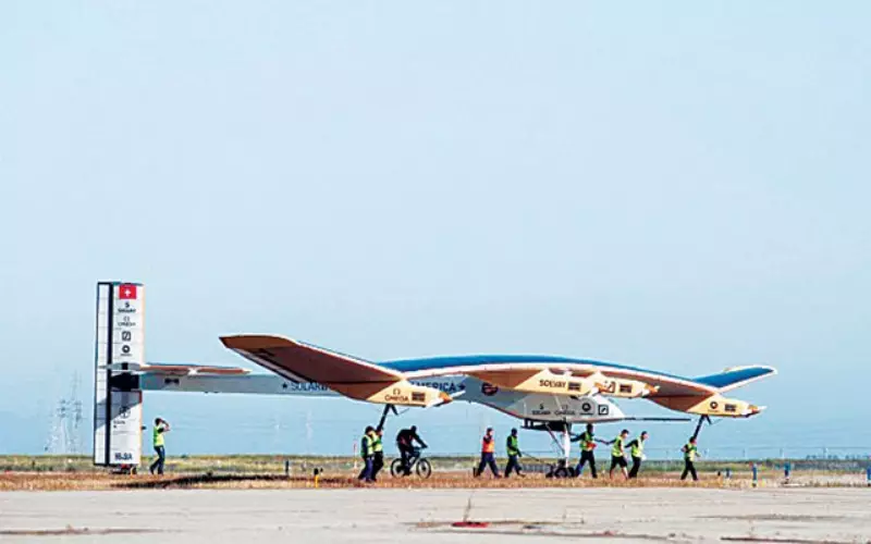 قامت شركة Solar Impulse-1 Solar Impulse-1 ، التي سبقت هذه الآلة ، بتسجيل العديد من الأرقام القياسية العالمية. في عام 2013 ، تم استخدامه للطيران عبر قارة أمريكا الشمالية. مع الأخذ في الاعتبار جميع أخطاء الماضي ، تمكن بيكارد وبورشبرج ، بالتعاون مع أكثر من 80 مهندسًا ، من تعديل تصميم الطاقة الشمسية بحيث يمكن للطائرة ، مثل طائرة شراعية عملاقة ، القيام برحلات عبر القارات.