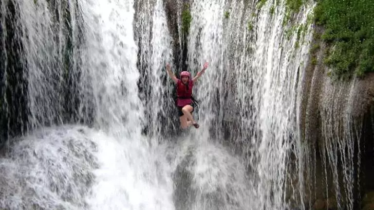 Mexico, Miko River Siri tujuh air terjun berturut-turut yang terletak di hamparan kilometer sungai. Mulakan dengan yang pertama, ulangi lima kali lagi, dan bersiaplah untuk lompatan darah dari air terjun 15 meter terakhir, selepas itu anda akan merasa seperti seorang pahlawan aksi. Menurut agensi pelancongan Veracruz, kira-kira 5,000 pelancong melompat dari penurunan ini setiap tahun.