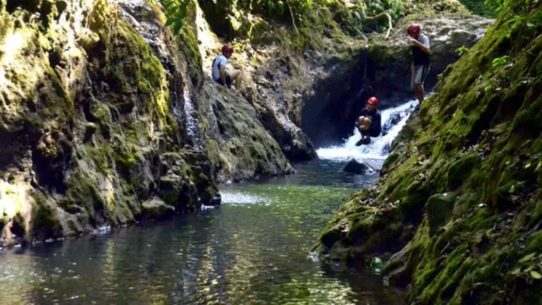 Costa Rica, Raguwar Ruwa Babu shakka yana da kyau ku ciyar da yini ɗaya a ƙasan dutsen dutsen Arenal, ku bi ta cikin dajin, don fitowa daga cikin kujerun da suka gabata don ganin jeri na ci gaba da duwatsun dutse da ruwa. Da kyau, kuma, ba shakka, tsalle daga gare su zuwa cikin kogin, wanda ke ɗaukar ruwansa a ƙarƙashin rafin.