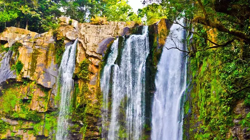 Costa Rica, Nayaka Falls Matafiya da suka yanke shawarar ziyartar Nayaka za su ga rafuffuka guda uku suna gangarowa daga gangaren tsaunuka, tsayin mita 20 zuwa 45, suna jagorantar ruwan su cikin zurfin tafkin halitta. Masu tsalle -tsalle, suna hawa kan ledoji tare da taimakon igiya, suna yanke shawara da kansu a wane tsayin da suke da ƙarfin gwiwar yin tsalle.