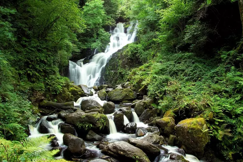 Írsko, Rappel Falls Čas obliecť si robustný neoprén a ponáhľať sa do rokliny Torc Mountain Gorge, kde Rappel Falls nalieva vody do Gollumskej kotliny. Tri kaskády, každá asi 2 metre vysoké, sú vhodné pre začiatočníkov, vyžadujú si však starostlivosť a pozornosť.