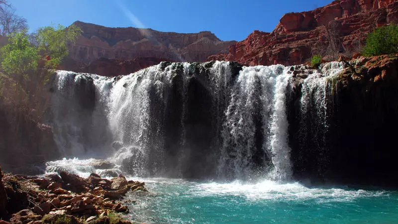 AEB, Havasu ur-jauziak Ez da erraza Kanyon Handiko nonbait kokatutako ur-jauzi honetara iristea: bilatu basamortuan dagoen Supai herria, posta zaldiz ekartzen den lekuan eta bertako gidari bat hartuta, joan zure helburura. Trikimailua da 30 metroko ur-jauzira igotzeko modu bakarra ezkutuko eskailera baten bidez egitea dela. Oinaze guztien saria ur-jauziaren erdian hasi eta beheko igerileku sakon batean amaitzen den jauzia izango da.