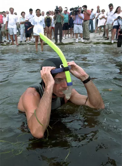 Foar 3 moannen moast Ben 5955 km oerwinne. De swimmer begon yn 'e Amerikaanske haven fan Giannis. It einpunt fan de rûte soe de stêd Brest wêze, yn it westen fan Frankryk. Ben swom oerdeis 6-8 oeren en sliepte nachts yn 'e byhearrende boat.