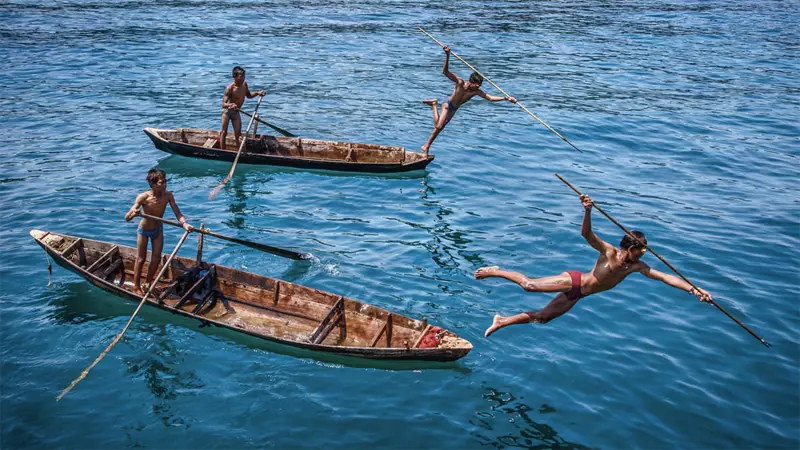 Zingari del mare durante la pesca. Il popolo nomade Moken è una delle 135 tribù etniche della Birmania. Vivono in armonia con il mare, che è la loro casa e principale fonte di cibo e reddito.