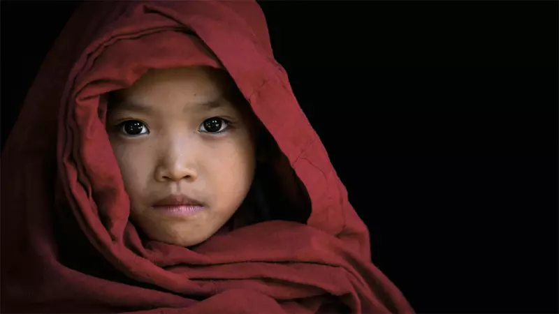 Novice yana da shekaru 6-7. Yawancin samari da yawa waɗanda ke halartar makarantun sufi na gida na gida marayu ne ko yara daga iyalai matalauta. Ana tura su makaranta don su sami rufin asiri, abinci da damar samun ilimi. Novice ya zama sufaye yana ɗan shekara 20.