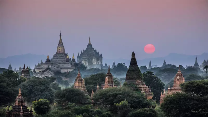 Haikalin Buddha Ananda da Tabani a faɗuwar rana. A Bagan, tsohon babban birnin masarautar mai suna iri ɗaya a Myanmar, akwai haikali sama da 2,000. Yawancin su kusan shekaru 1000 ne.