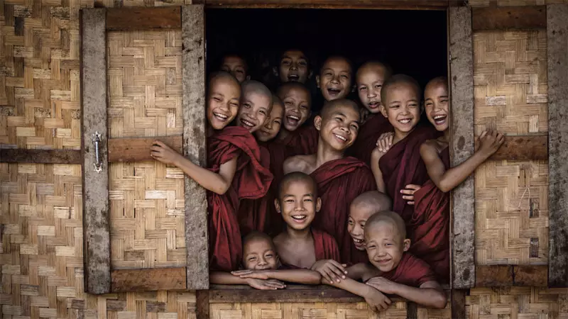 Le au monike i le lumanaʻi i le monastery i Bagan. Latou te malie, fiailoa ma i ai se mana lilo e faʻatosina moni isi. Mo le avanoa e puʻeina ai lagona moni o faifeʻau i totonu o malumalu taʻitasi, na tuʻu ai e Tavita se foaʻi.