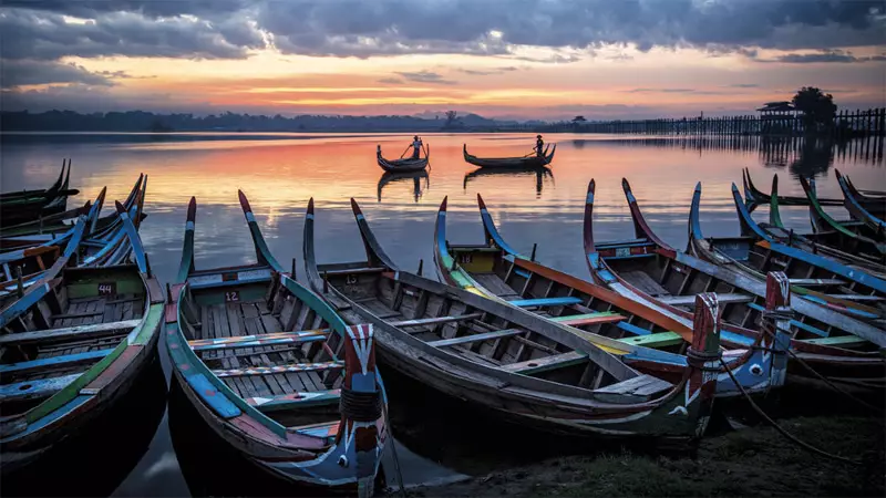 អ្នកនេសាទពេលព្រលឹមស្រាង ៗ នៅលើបឹងតានថាម៉ាន់។