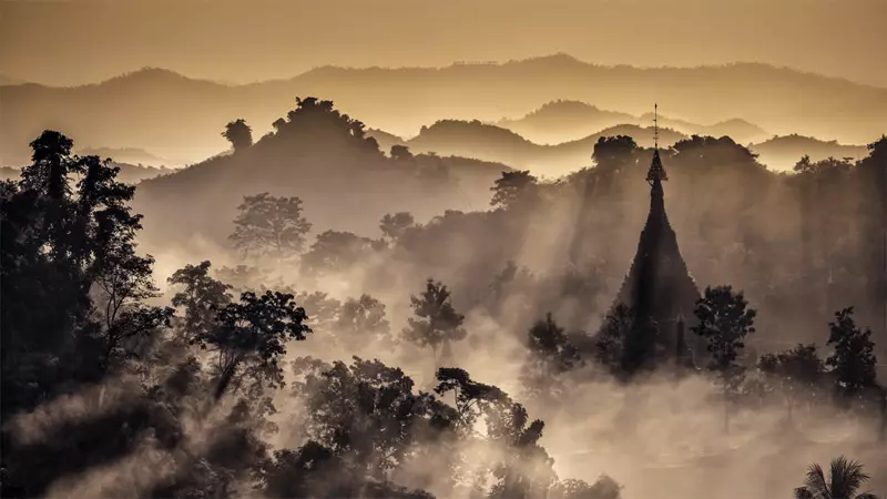 Vue depuis le sommet de la montagne dans la ville de Mrauk-U. De tous les côtés, le panorama depuis une colline dans une ville ancienne de l'État de Rakhine, dans l'ouest du Myanmar, était enveloppé de brouillard et de fumée. C'est un endroit sacré et isolé sans foule de touristes.