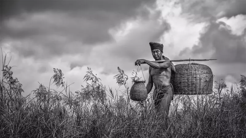 Eel catcher kusa da Inle Lake. A cikin ƙaramin kwando, masunta suna ɗauke da tarko da tsutsotsi, babban shine don kamawa.