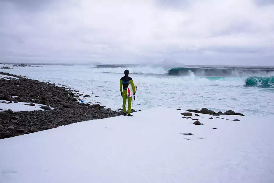 Reykjavik, Island Tours er vært for de populære Arctic Surfers. Bølger ud for Islands kyst var stadig besværlige for vikinger, så dette sted kan kun anbefales til fagfolk. I nærheden af ​​kysten ligger det behagelige og billige Ion Luxury Adventure Hotel, 15 minutters gang fra de varme kilder og en ulmende vulkan. Omkostningerne ved en levedag og surfing er ret lave og er omkring fem hundrede dollars om dagen.