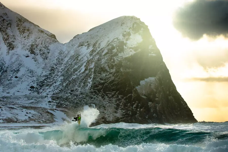 Illes Lofoten, Noruega Aquest grup d'illes muntanyoses és un dels llocs de surf d'hivern més famosos del món. Hi ha moltes badies tancades i còmodes, on caminen onades absolutament precioses. La platja anomenada Unstad està equipada amb una estació de surf professional: es lloga material, un instructor i petites cabines per passar la nit.