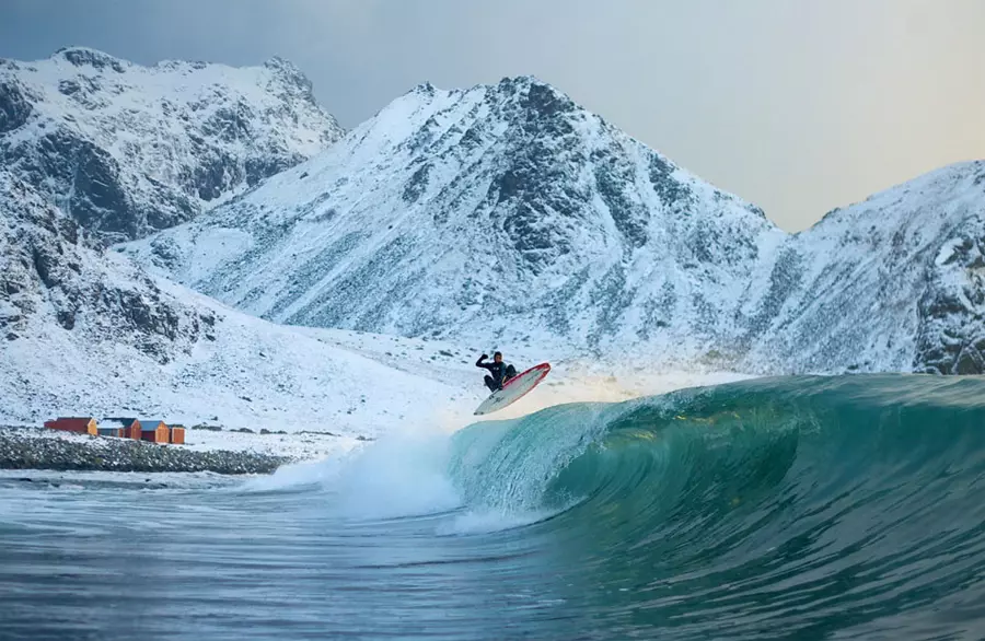 Kamchatka, Russia Meeshu way adag tahay, laakiin aad bay muhiim ugu tahay xirfadleyda fuulka. Meesha ugu weyn ee hirarka ugu raaxada badan ay yimaadaan waa xeebta Khalaktyrsky, halkaas oo ay ku taallo dugsiga surf -ka la xaqiijiyay. Helitaanka halkan aad bay u adag tahay, laakiin waa u qalantaa.