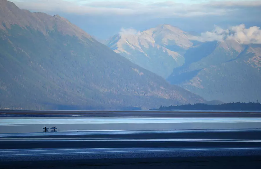 Anchorage, Alaska Nie die voor die hand liggendste, maar ewe gewilde branderplankry nie. Die golwe in die baai bereik 'n hoogte van drie meter - daarom kom ekstreme sportliefhebbers hierheen. Die gety se spoed is nie minder indrukwekkend nie: 20 km / h langs die groot muur van die water wat in die afgrond van die oseaan val, sal enigiemand verwar.