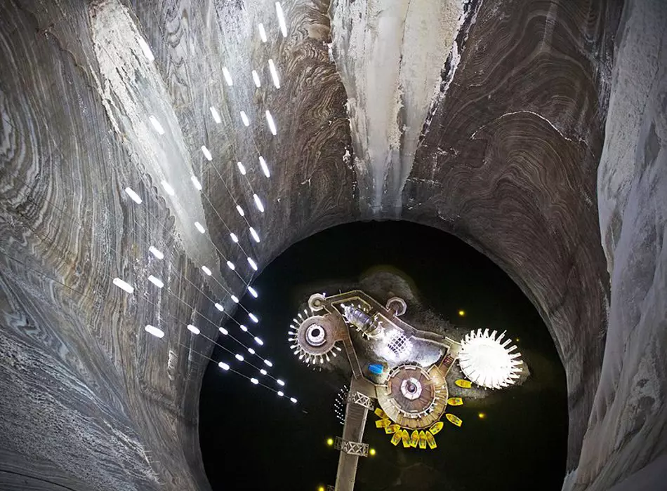 Að ganga um Salina Turda göngin ein er öfgakennd skemmtun. Frábært landslag dýflissunnar og ótrúlega loftið mettað salti laðar ekki aðeins að sjónaunnendum heldur einnig þeim sem reyna að bæta heilsu sína.