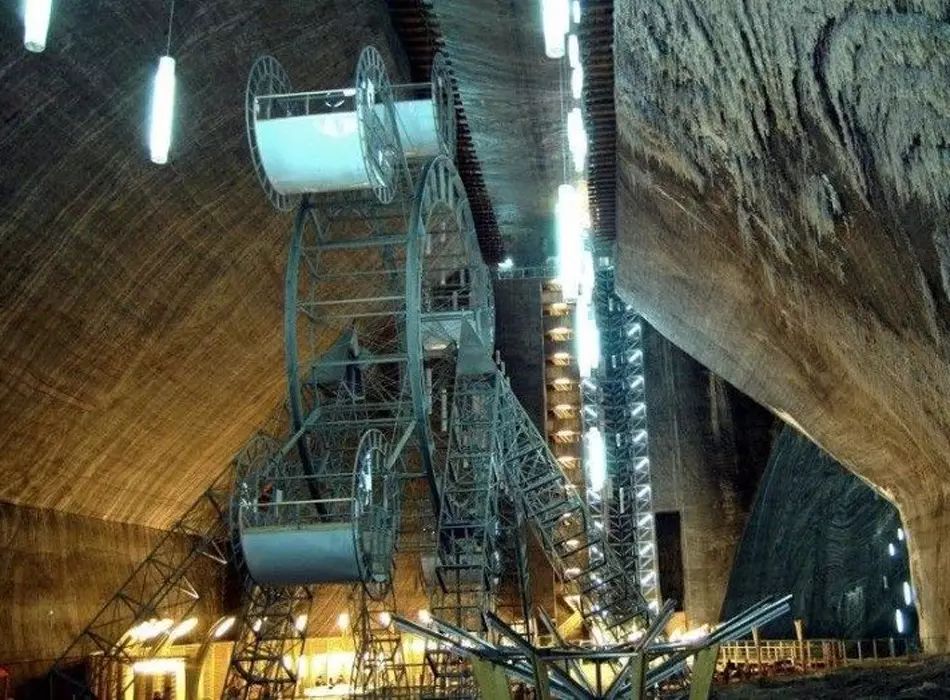 Einn af fegurstu stöðum hér er útsýnis parísarhjólið sem býður ferðamönnum upp á að dást að stalagmítunum sem hafa myndast hér frá fornu fari. Stalagmítar bera vitni um virðulegan aldur hellisins. Talið er að það sé yfir 1000 ára gamalt.