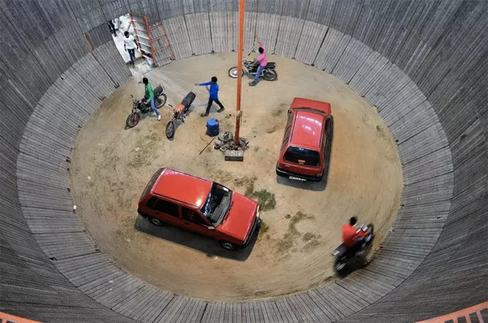 Den dödliga attraktionen äger rum inuti en cylindrisk struktur med en diameter på 9 till 15 meter. Deltagarna i loppet startar moturs i botten av konen, som har en liten lutning. Efter att ha accelererat rör de sig till den horisontella delen av strukturen.