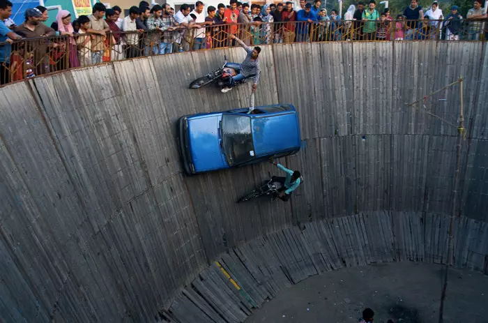 I stort ändrade indiska racers inte reglerna för loppet. Det som gjorde deras version av Dödens brunn till den mest extrema i världen var att de försummade alla möjliga säkerhetskrav. Nästan ingen från lokala extrema älskare använder något skydd, bär inte hjälm och tecknar inte försäkring.