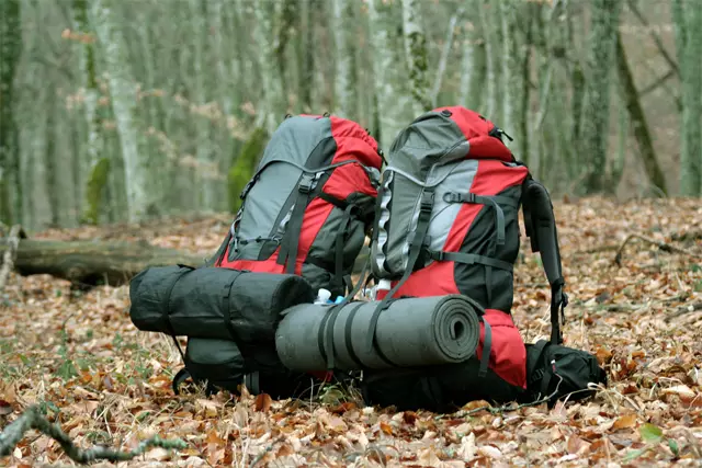 Backpack Ba chóir go mbeadh gach ceann díobh thuas in aon mhála droma amháin. Gan aon roghanna. Agus níor chóir go mbeadh sé seo (ach amháin i gcásanna eisceachtúla) ina mhála droma ollmhór. Taisteal samhraidh - is leor samhail 40 lítear. Sa gheimhreadh, is leor 60. Tugann mála droma amháin an tsoghluaisteacht go léir atá uait. Gan fanacht le bagáiste ag an aerfort. Ní chailltear aon rud. Creid dom, tá sé seo i bhfad níos áisiúla ná na gnáth málaí ar rothaí.