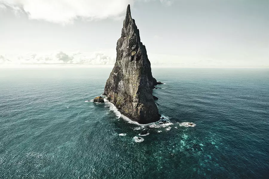 La pyramide des boules est les vestiges d'érosion d'un volcan bouclier et de sa caldeira (une dépression circulaire à l'extrémité de l'évent), qui, sur la base d'une analyse potassium-argon, datent d'environ 7 millions d'années. Extérieurement, l'île ressemble à une voile, la hauteur au niveau de la mer atteint 562 et la largeur maximale est d'environ 200 mètres.