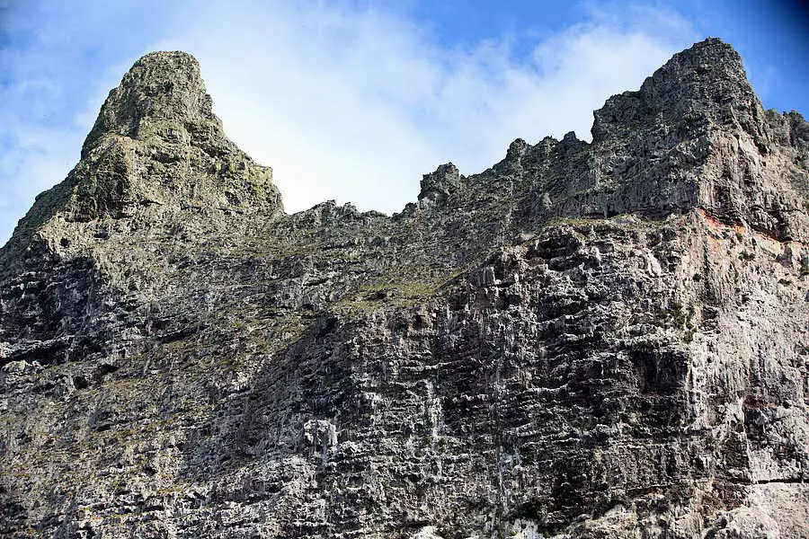 The pyramid consists of bedded layers of basalt and lava that emerged from the mouth of the former volcano. Basalt, a rock formed by the melting of the earth's cover, can also be found on the Moon, Mars, Venus and the asteroid West. Climbing the Balls Pyramids really resembles a walk on the Moon or other planets, except perhaps without a special spacesuit and with the usual gravity.