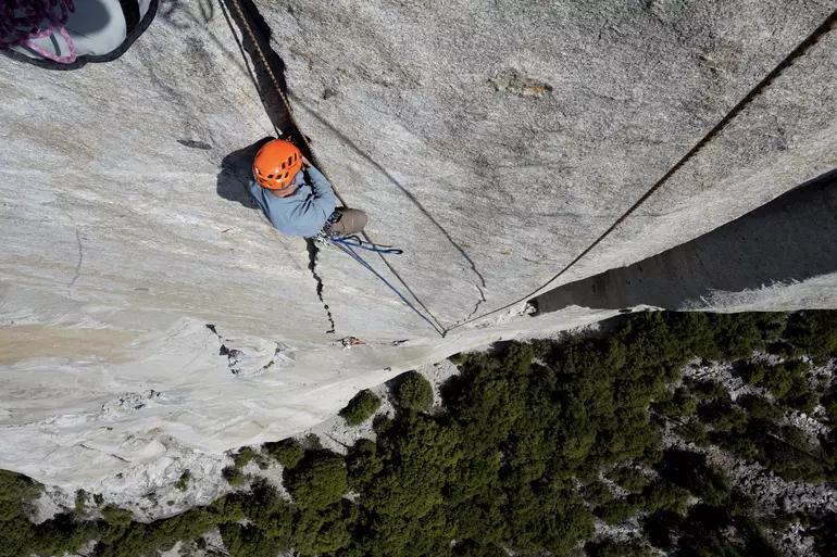 Üks suurimaid mäetippe, El Capitan, on meelispaik kõikide oskustega ronijatele ja baashüppajatele üle maailma. Esiteks võtab Yosemite pargi kohal 910 meetrit kõrgele tõusnud monoliidi vallutamine keskmiselt 2-3 päeva. Baashüppajate jaoks kestab hüppamine paar sekundit ja kuigi kaljult alla hüppamine on ametlikult keelatud, ei saa keegi vastu panna kiusatusele sealt hüpata, kust kunagi hüppas alushüppe asutaja Carl Benisch.