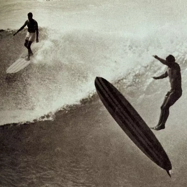 Surfers waxay ka adkaadaan mawjadaha Makah, Hawaii. 1966 sano.