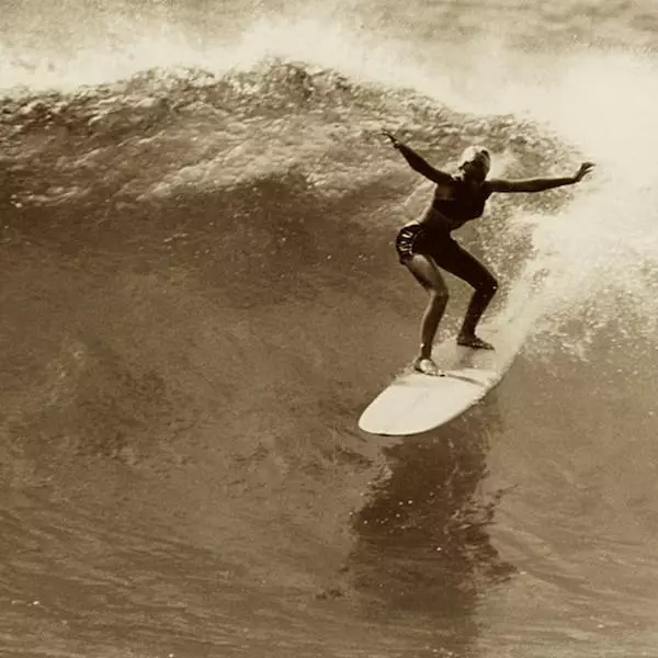 Ing umur 15 taun, Linda Benson dadi juara turnamen selancar internasional ing Makah, Hawaii. 1959 taun.