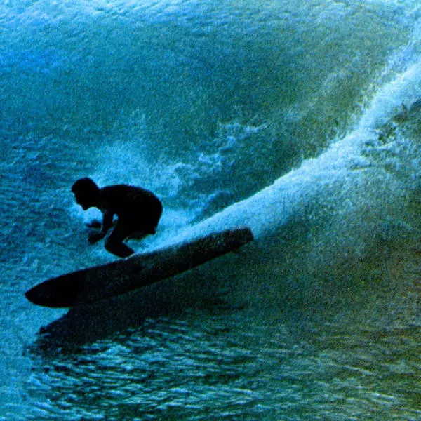 Australia Nat Young disebat peluncur paling berpengaruh dina paruh kadua abad ka-20. Jawara dunya di 1966, anjeunna nangtung di garis payun boh anu disebut révolusi papan tulis sareng revival longboard. 1967 taun.