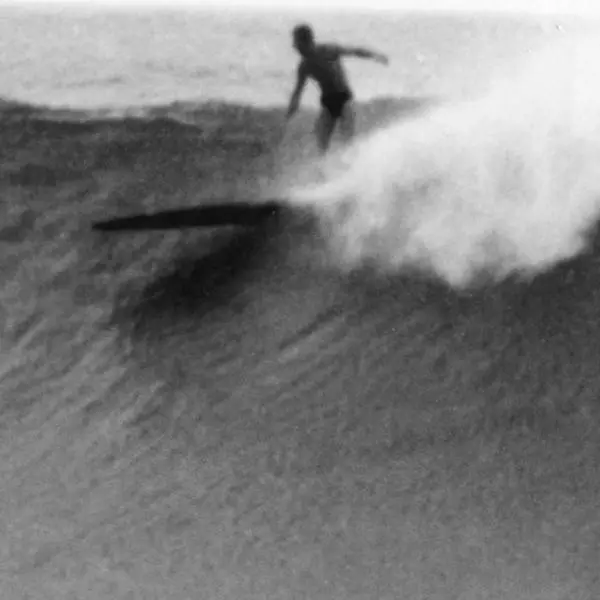 George "Peanut" Larson este un tip clasic de surfer complet neliniștit și nesăbuit din California înainte de război. Nu numai că a patinat, dar a fost și un producător de plăci de surf care l-a ajutat să supraviețuiască Marii Depresii. În imagine este la Dana Point la începutul anilor '40.