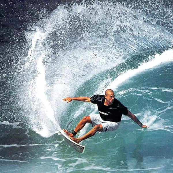 Big-wave virtuoso Todd Chaser အားခေါင်းစဉ်မဲ့ surfers များထဲမှအကြီးမြတ်ဆုံးဟုခေါ်ဆိုခဲ့သည်။ သူသည် ၁၉၉၇ ခုနှစ်တွင်ဤလှိုင်းများထဲမှဝမ်းနည်းစွာသေဆုံးခဲ့သည်။ ဓာတ်ပုံထဲမှာသူမသေခင် ၂ နှစ်