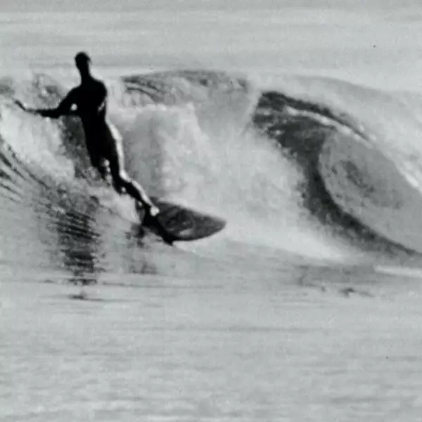 Argala, ilea eta oso leuna taula gainean, Kemp Aaberg 50eko hamarkadaren amaierako eta 60ko hamarkadaren hasierako surf ikonoa zen. Irudian Holister Ranch-en dago, Kalifornian. 1960