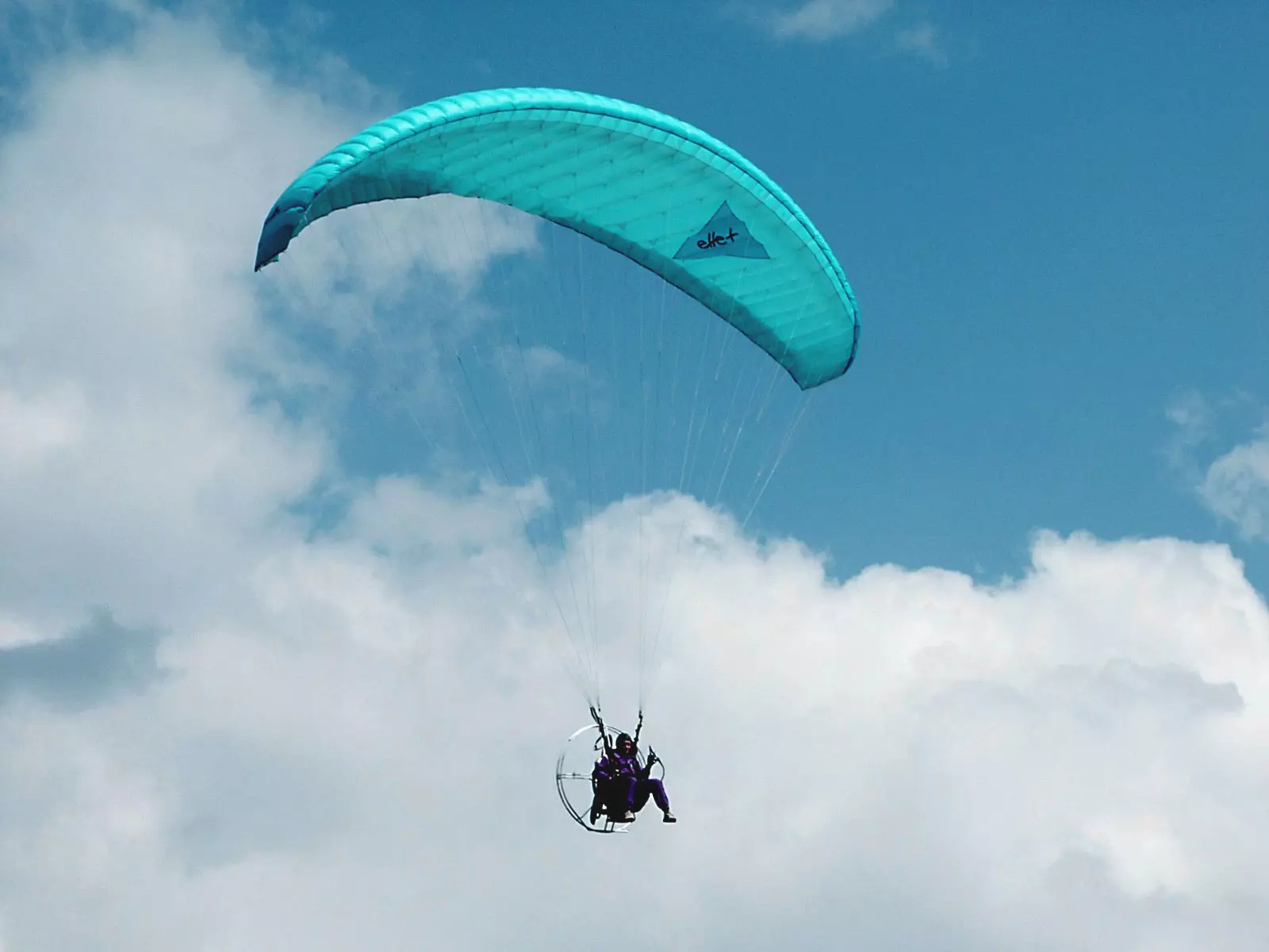 Paraglajding Nadmorska visina leta 350-450 metara omogućuje vam da vidite svijet očima ptica. Ako u zraku nema turbulencija, možete pokušati preuzeti kontrolu. Ozbiljna sportska obuka nije potrebna za putnike tandem zmaja. Adresa: Zhukovsky, sv. Zhukovsky, 18 Web stranica: www.para-sky.ru/