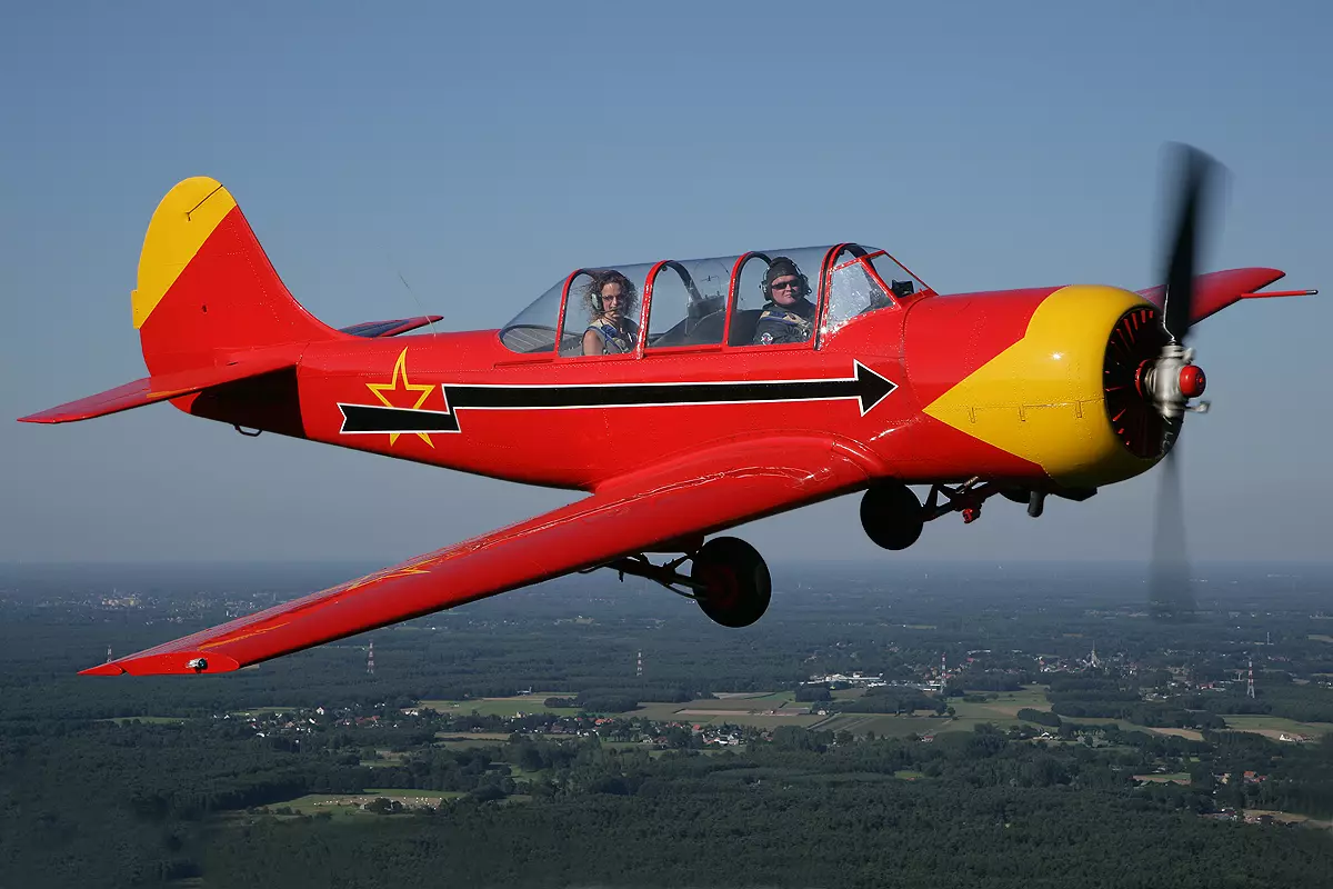 Skrydis sportiniu „Yak-52“ lėktuvu, 1200 metrų aukštyje, vidutinis 300 km / h greitis. Tai perkrovos, kurių metu kūnas kelis kartus atrodo sunkesnis. Tai proga pačiam pabandyti skristi lėktuvu. Neįmanoma aprašyti visų pojūčių, kuriuos žmogus patiria kabinoje, tačiau tai galite patirti patys. Svetainė: www.nebo-v-podarok.ru/