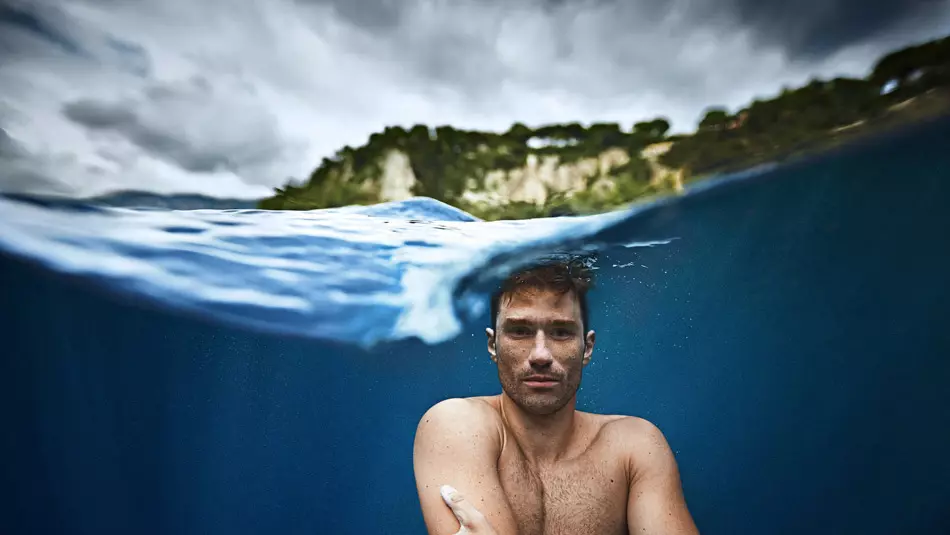 Freediving er frábrugðið venjulegri köfun ef enginn búnaður er til staðar, einkum fyrir súrefnisgjöf. Freedivers þurfa að halda niðri í sér andanum svo lengi sem þeir eru undir vatni, meðan þeir upplifa mikinn þrýstingslækkun. Stundum nær þessi tími 15 mínútur. Kannski er áhrifamesti fríhöfðinginn Guillaume Néry, sem sló eigið met árið 2006 og kafaði í 109 metra.