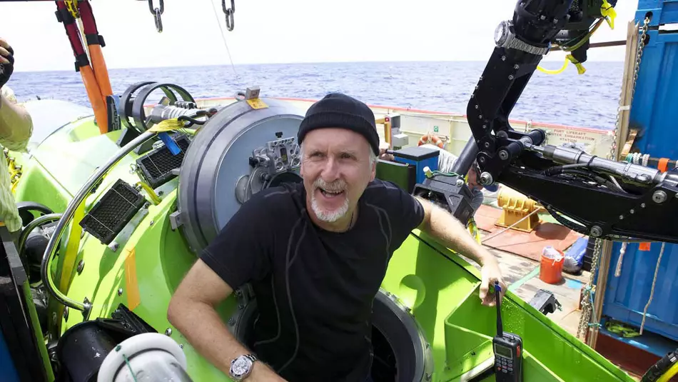 Leikstjórinn James Cameron hefur lengi dreymt um að sökkva til botns í Mariana Trench. Fyrir þetta, undir forystu hans, var sérstakt baðhús byggt undir nafninu „Deepsea Challenger“ (nefnt eftir Challenger lægðinni, dýpsta punkti Mariana Trench). Lykilatriðið var þrýstingurinn á 11 kílómetra dýpi, sem baðhúsið þoldi ekki. Að lokum, eftir sjö ára rannsóknir, hönnun og prófanir, uppfyllti Cameron gamlan draum og lagði líf sitt í hættu.