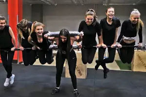 La ragazza è venuta in palestra e ha sorpreso gli uomini forti sollevando mezza tonnellata